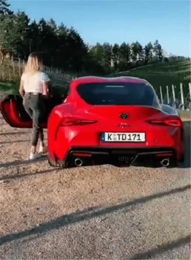 90后女车主座驾，“熔岩红”丰田Supra，马力335匹，车不及人吸睛_搜狐汽车_搜狐网