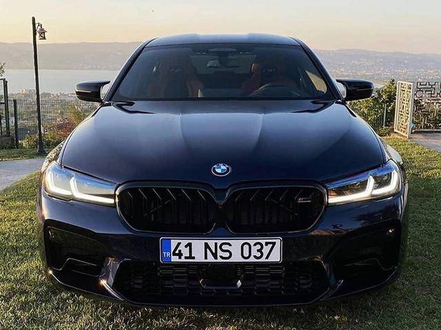 宝马新M5雷霆版实拍！4.4T+8AT，年内即将开售，四出排气更运动_搜狐汽车_搜狐网