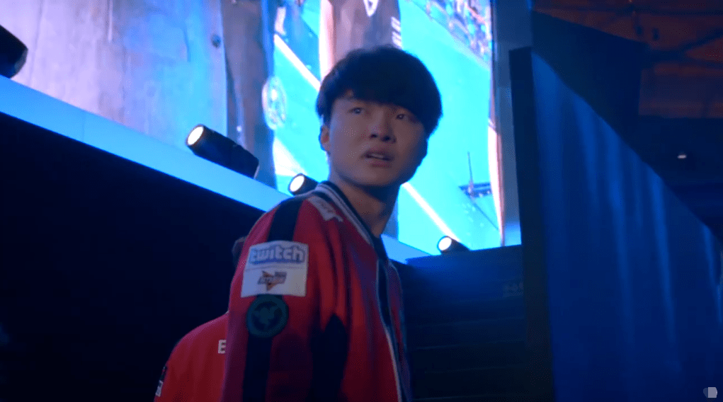 全球总决赛动容画面来袭：Faker含泪回眸 Uzi泪洒赛场_奖杯