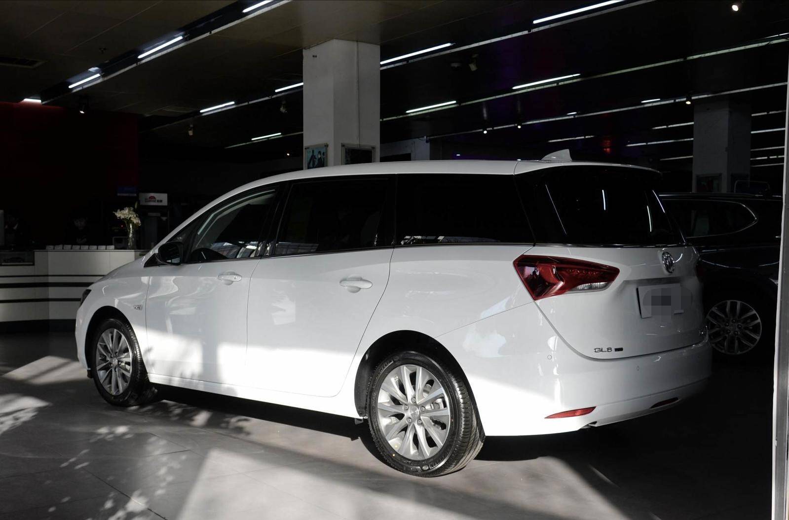 首台新款别克GL6到店，中控连体屏+6座，油耗6升，落地11万真帅气_搜狐汽车_搜狐网