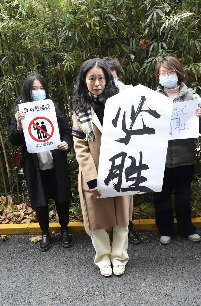 朱军首次回应性骚扰事件自认无辜被碰瓷！女方含泪回击纠葛6年，到底该信谁？弦子