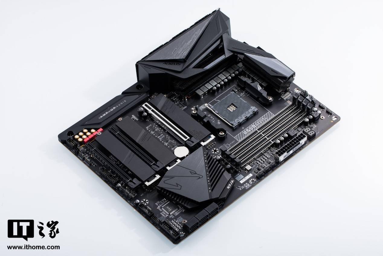 【IT之家评测室】技嘉超级雕 B550 AORUS MASTER 主板评测_接口