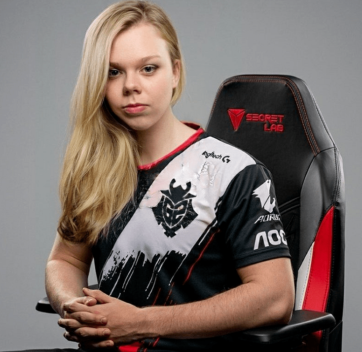 G2高强度整活：和FPX、IG左拥右抱；让两位“女选手”上场比赛_wunder