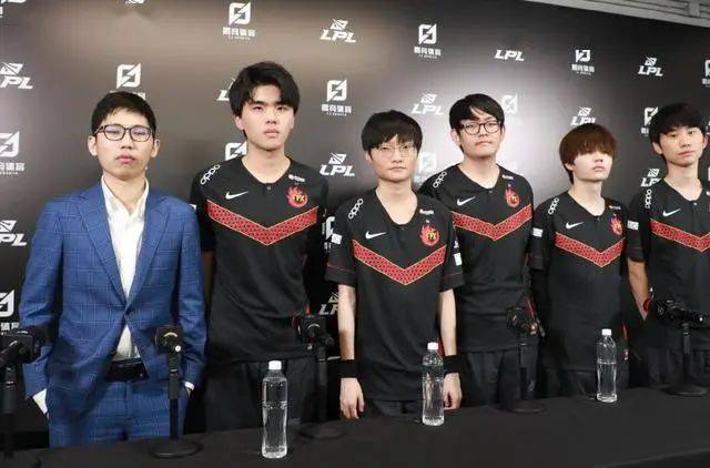 FPX终结8连跪！Doinb开启读书模式，金贡一脸憔悴，坦言压力很大_比赛