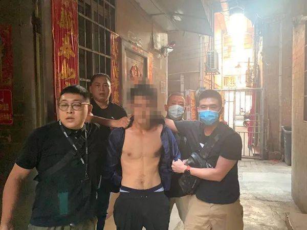 广东一裸奔男当街猥亵女性,警方当场制服! 搜狐大视野 搜狐新闻