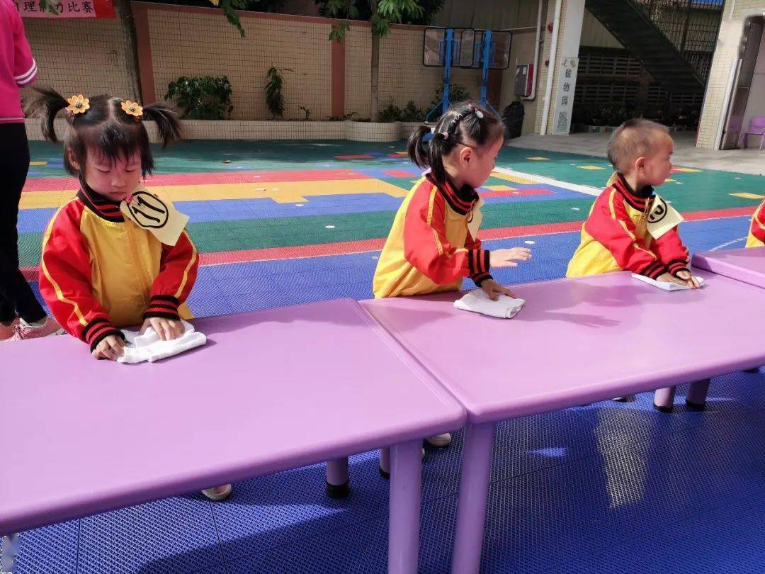 “我是生活小主人”——记我园小班生活自理能力比赛 幼儿