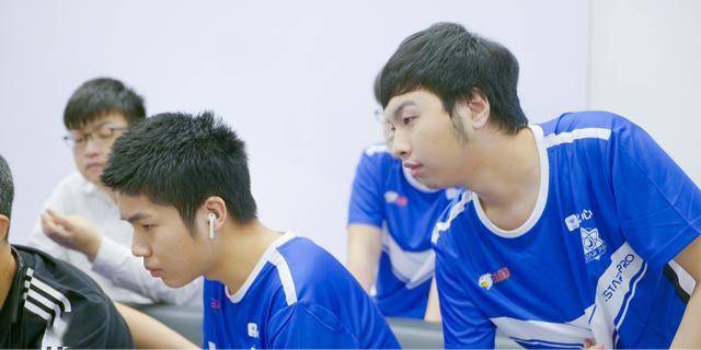 KPL：Alan场外办公，开播吐槽俱乐部，连新队服都不给自己_eStarPro