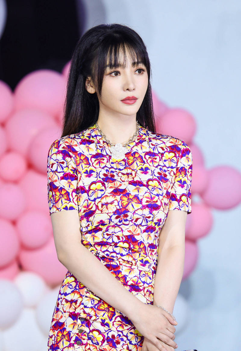 柳岩身穿繁花连衣裙亮相 明媚优雅甜美少女感十足 搜狐大视野 搜狐新闻