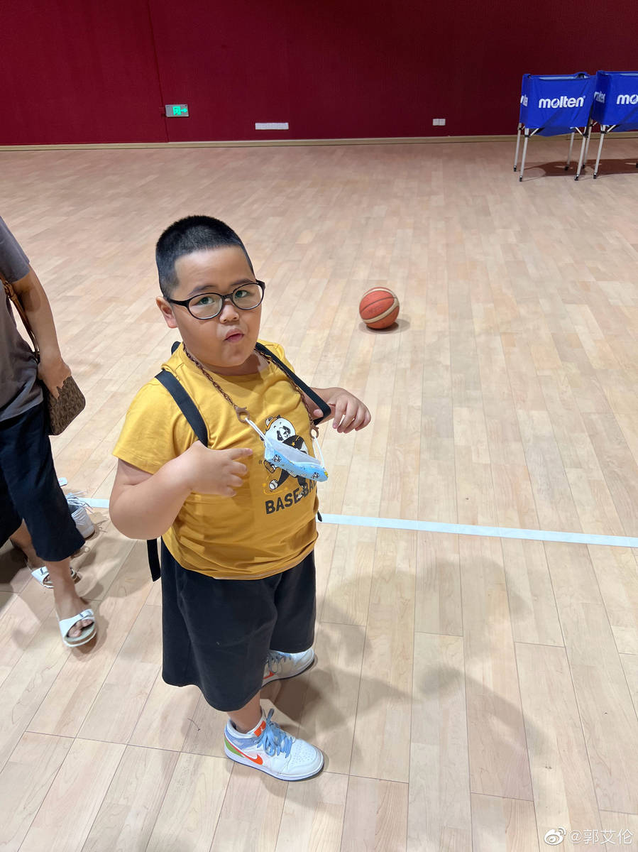 郭艾伦晒印尼网红小胖tatan照片：男明星出街！-搜狐大视野-搜狐新闻