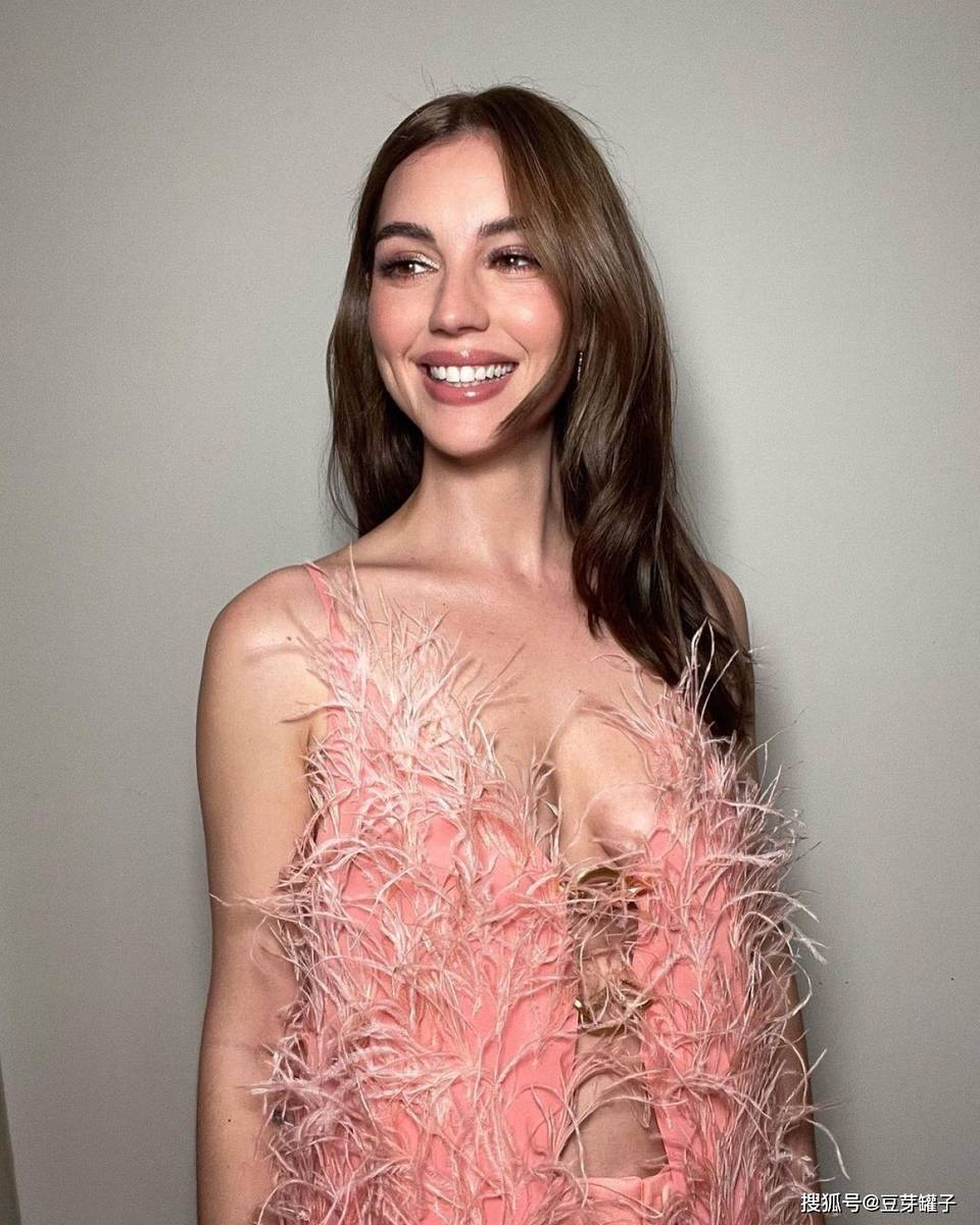 女星Adelaide Kane绝美写真，曲线凹凸，性感迷人-搜狐大视野-搜狐新闻