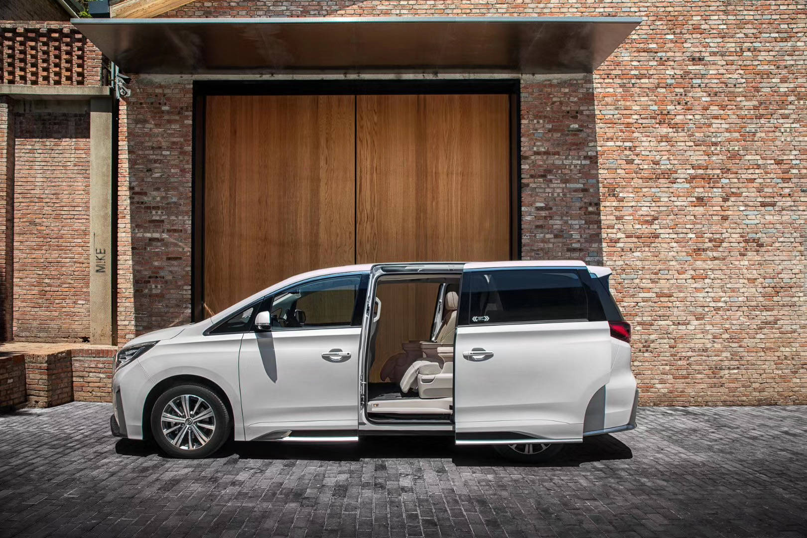 创领豪华，传祺GM8大师版正式上市_搜狐汽车_搜狐网