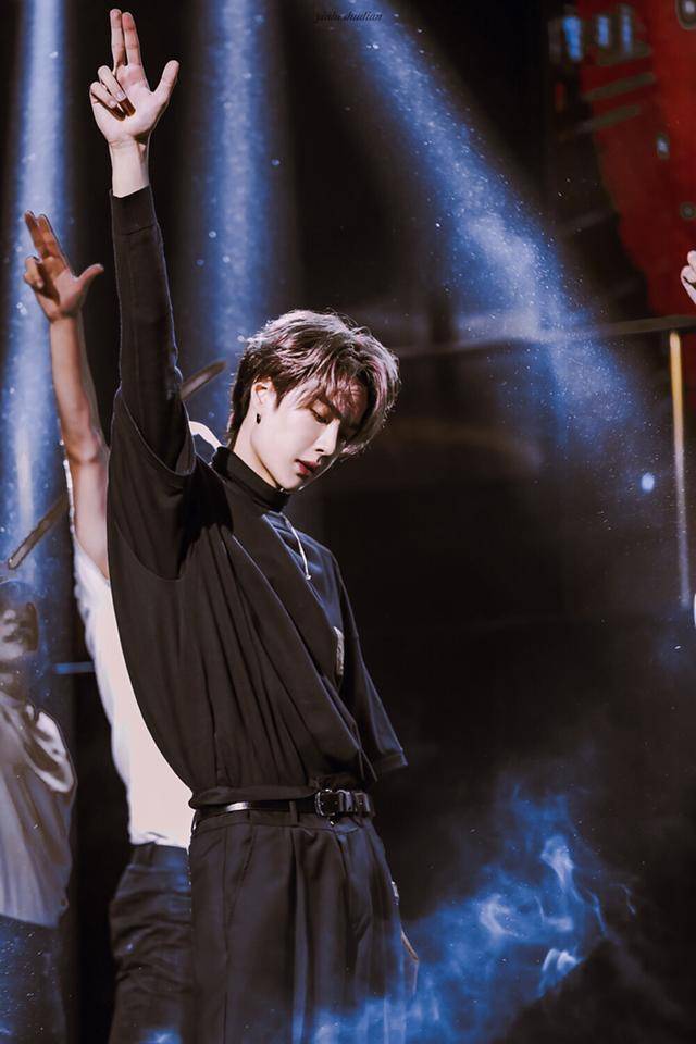 王一博11年街舞大赛视频曝光，焦点不在舞蹈，励志经历成粉丝榜样_耐克