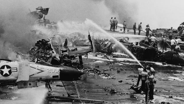 美海军最惨烈事故！航母爆炸，超半数战机被毁，50人死在睡梦中_福莱斯特
