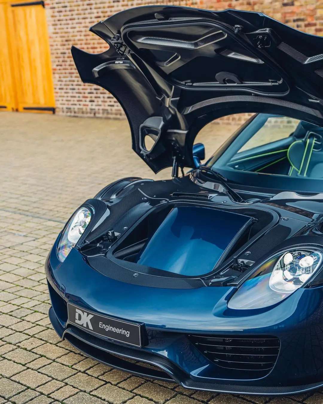 保时捷918 Spyder，车身颜色叫Dark Blue Metallic-搜狐大视野-搜狐新闻