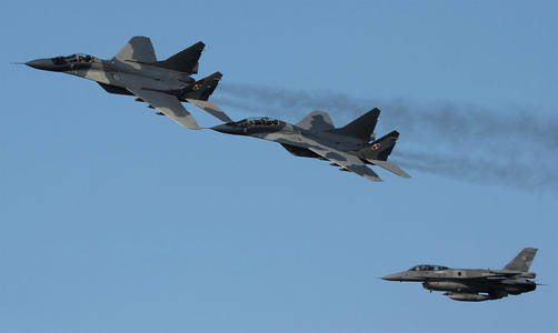 中国L-15猎鹰对比世界先进战斗教练机！-搜狐大视野-搜狐新闻