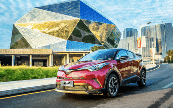 丰田奕泽IZOA和马自达CX-30为例，看看谁才能征服年轻消费者。_搜狐汽车_搜狐网