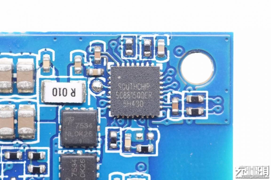 紫米20号快充移动电源拆解，内置三颗南芯SC8815升降压转换器_充电