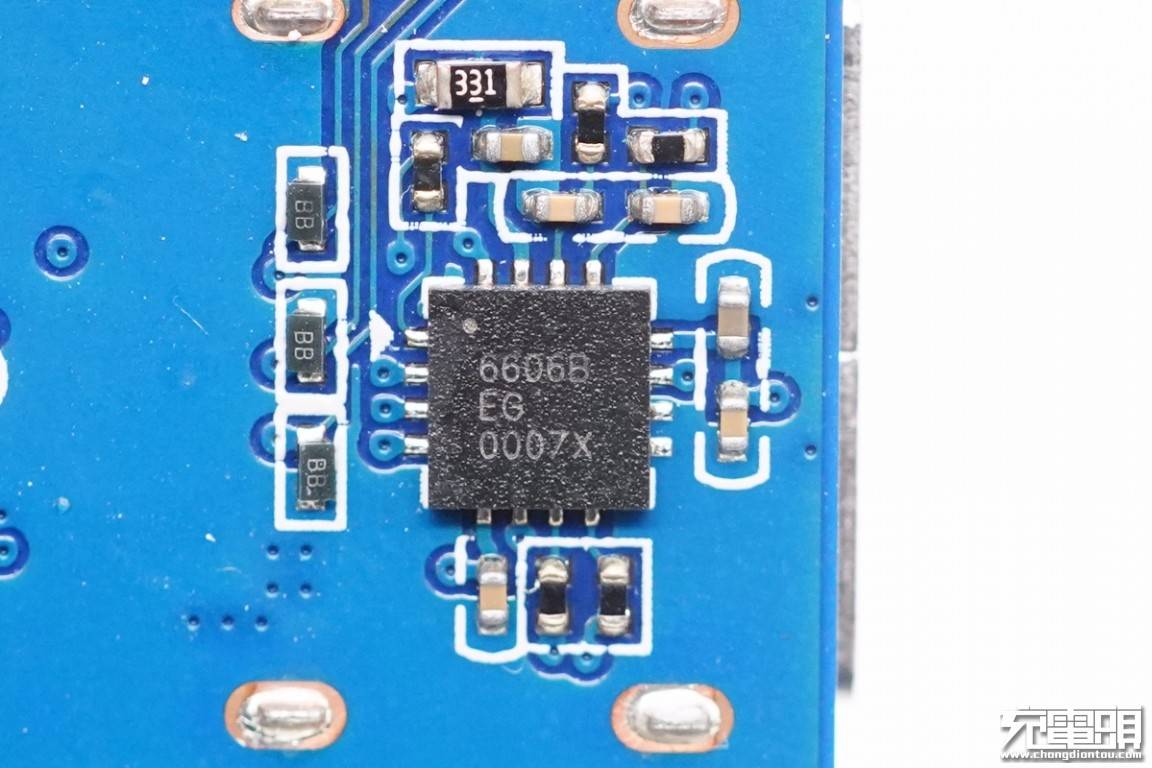 紫米20号快充移动电源拆解，内置三颗南芯SC8815升降压转换器_充电