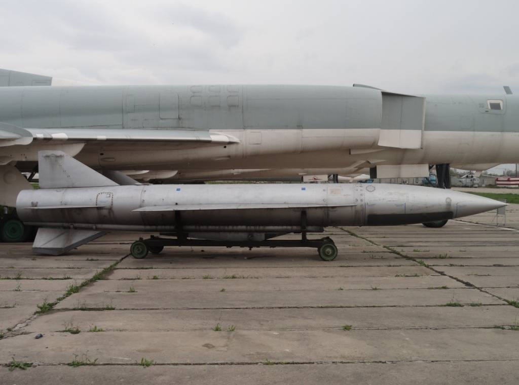 大国尖端重器，战略轰炸机的长空利剑，X-22不愧是性能强大的空地导弹_弹体