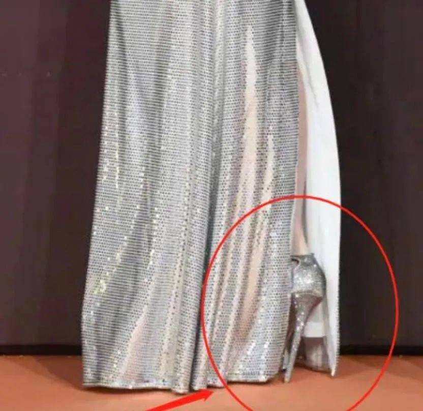 矮个女星走红毯多拼，周冬雨细高跟15厘米，鞠婧祎用长裙遮高跟鞋 -6park.com