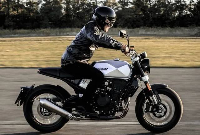 加高手把更舒适！高金GK500穿越版 4月17日发布！_搜狐汽车_搜狐网