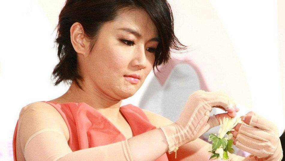 忍住爆炸阴影，Selina烧伤10年后再度拍戏，竟是一部鬼片_张承中