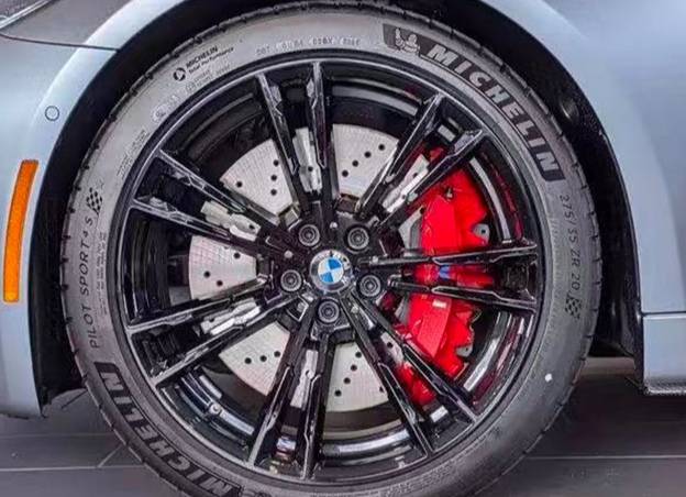 4.4T引擎+8AT，熏黑套件+12寸大屏，全新宝马M5进店，真霸气_搜狐汽车_搜狐网