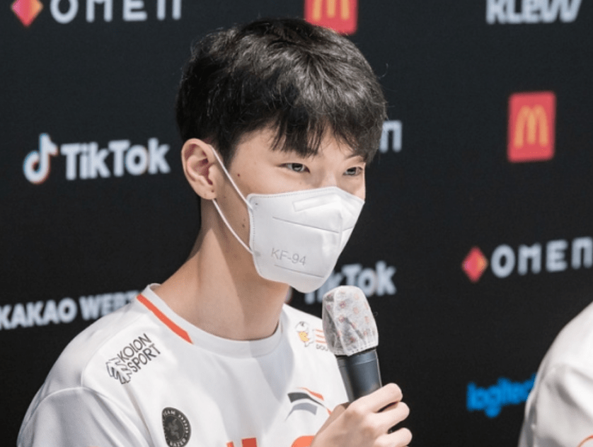 Knight透漏：训练赛Chovy最猛，相对于谈女朋友自己更喜欢玩游戏_世界