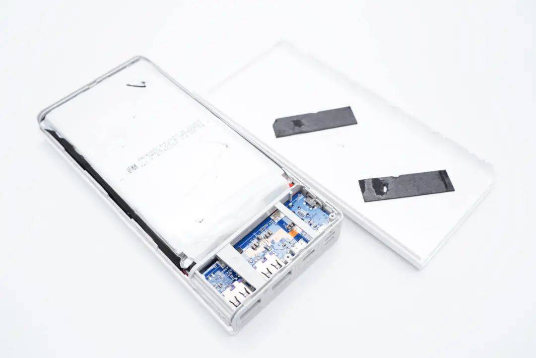 采用英集芯全新SoC方案IP5356，罗马仕22.5W超级快充移动电源拆机_接口