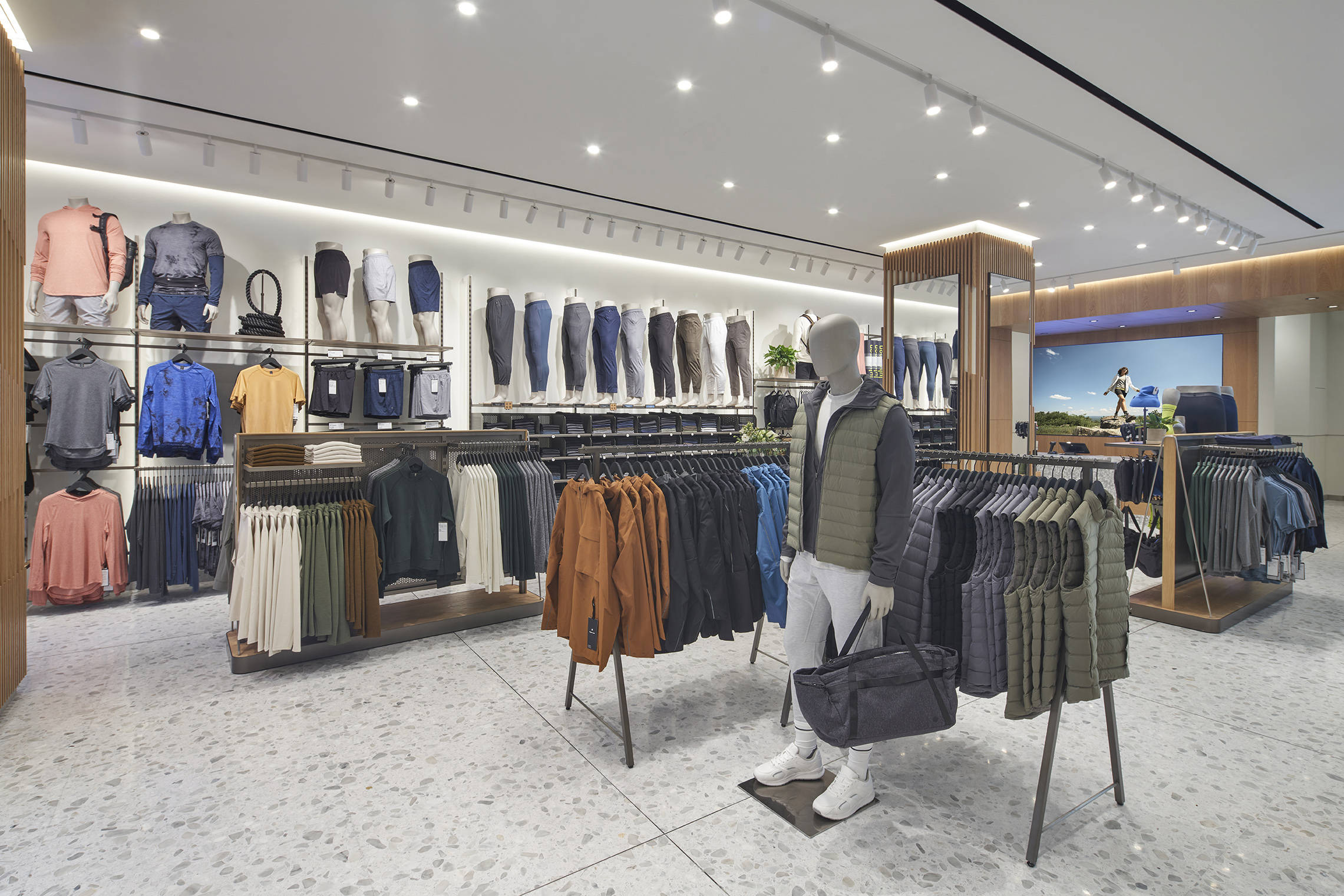 运动生活方式品牌lululemon正式登陆上海环球港_热汗