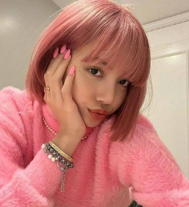 Lisa最新自拍曝光，首次挑战粉发色，变身甜妹十分可爱_solo