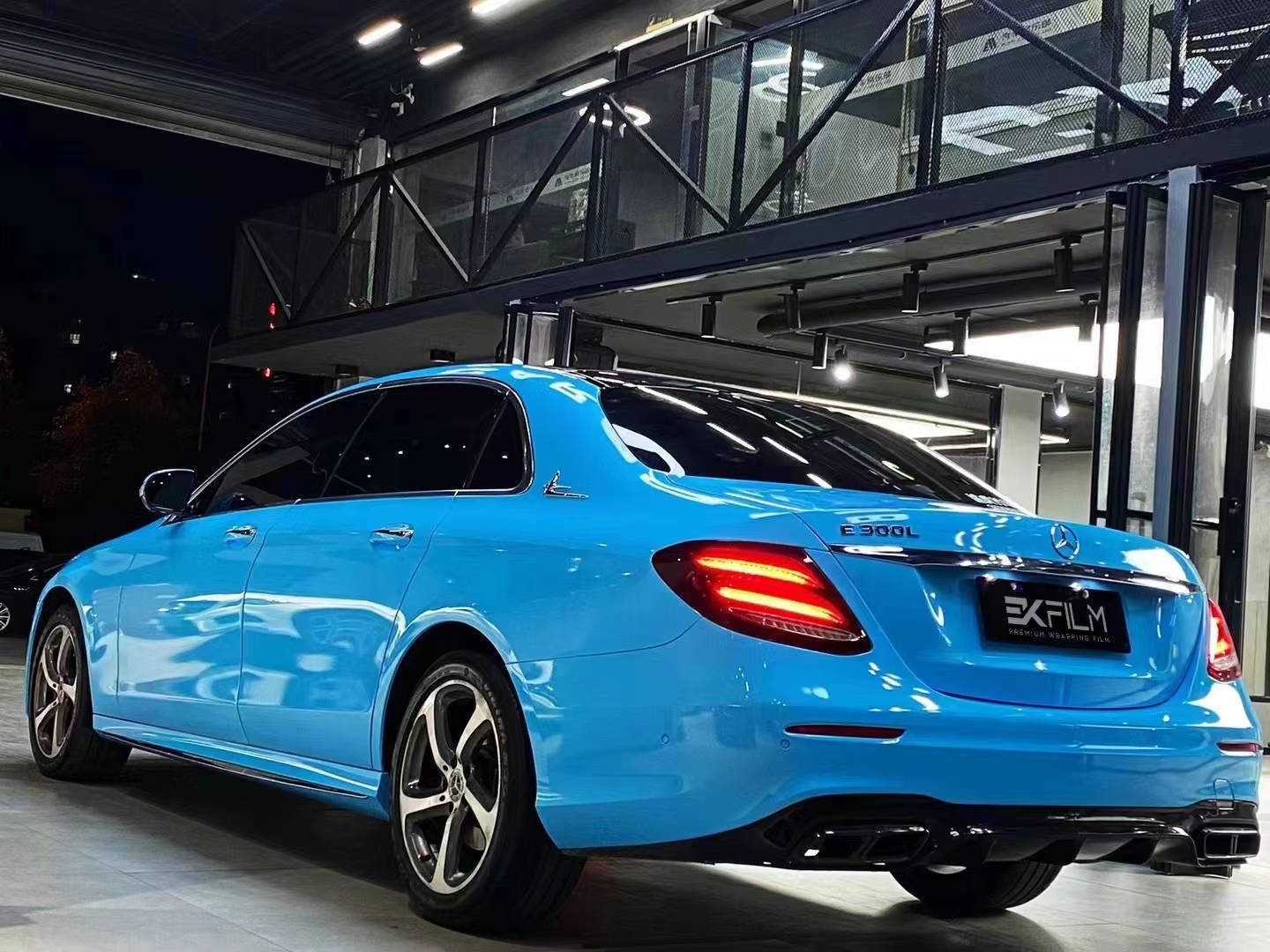 EKFILM改色膜：奔驰E300L改色高亮冰淇淋蓝_搜狐汽车_搜狐网