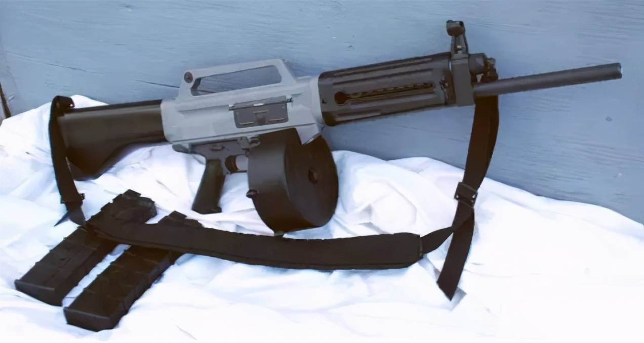 着突击步枪的外观，USAS12实力不凡，其每分钟能以360发的速度射击_设计_弹鼓_霰弹枪