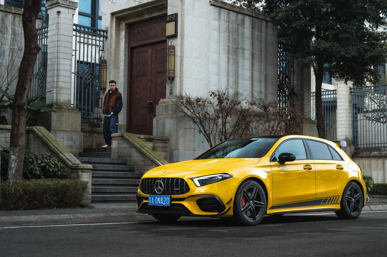 欣赏新款奔驰A45S的正确打开方式_搜狐汽车_搜狐网