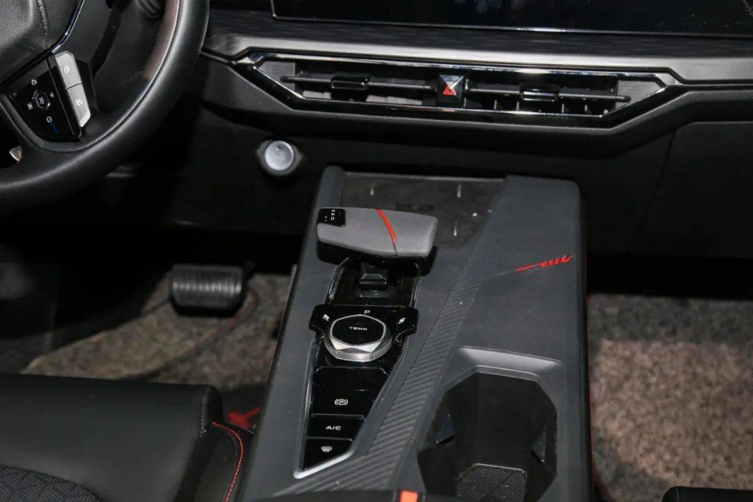 10多万有2.0T+8AT 欧尚Z6全面解析 星越L对手来了_搜狐汽车_搜狐网