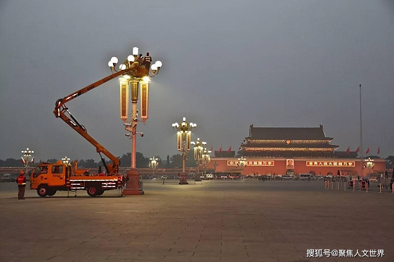 62年前由周总理亲自拍板，长安街华灯长亮至今，离不开华灯精神_时候_天安门广场_工程