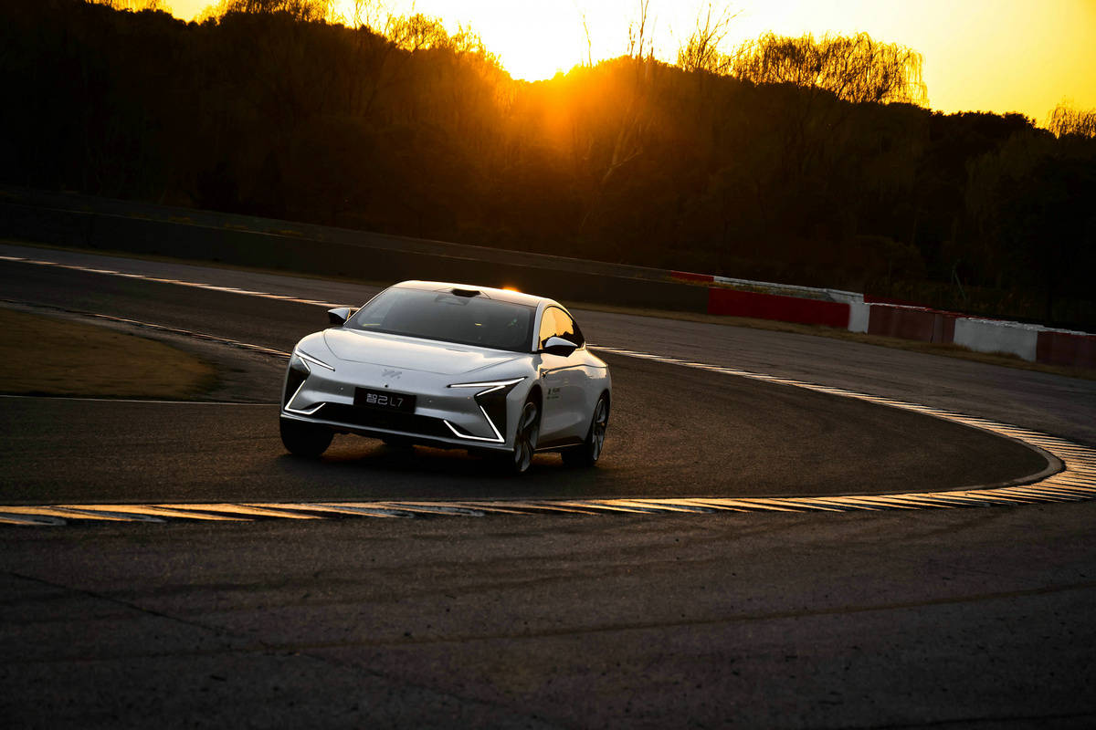 36.88万元起，智己L7正式上市：3.87秒破百，续航达615km_搜狐汽车_搜狐网