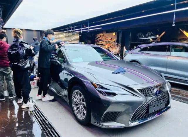 花94万买凌志LS500h，贴膜时5位小哥齐上阵，边贴边赞美_搜狐汽车_搜狐网