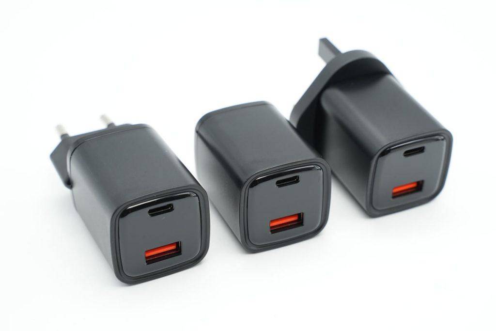 内置英集芯IP2726快充协议芯片，倍仕达33W双口快充充电器拆解_功率_小板_模块