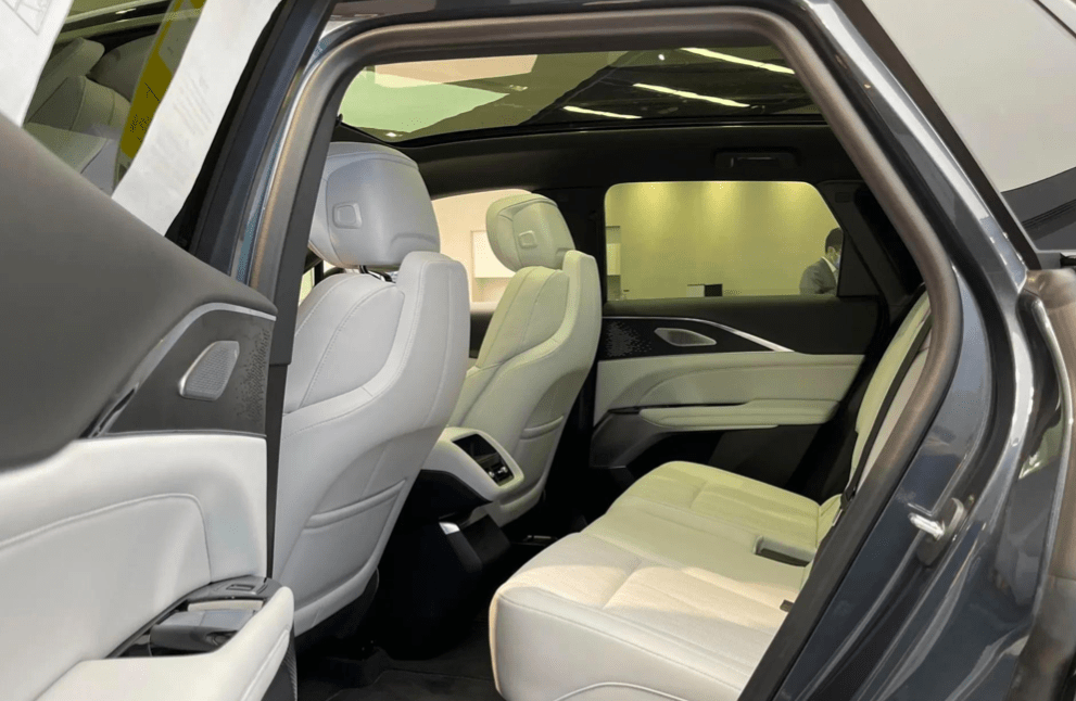 45万级纯电SUV新选择，实拍LYRIQ锐歌，配33英寸超大屏幕_搜狐汽车_搜狐网