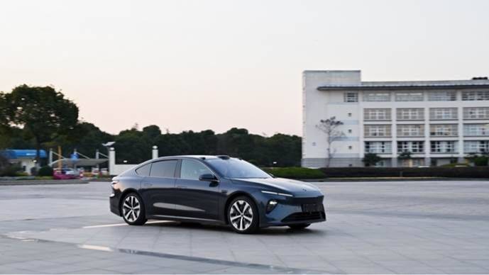 优雅与运动兼并的蔚来ET7 拥有XPT蔚来驱动科技加持 可续航1000km_搜狐汽车_搜狐网