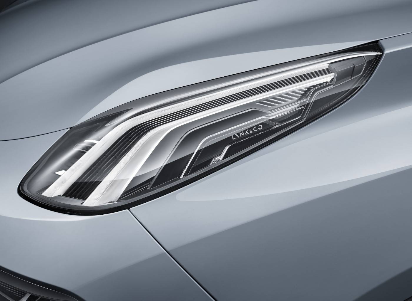 燃油车最高待遇？三联屏/4.88L油耗 领克01 EM-F上市 18.18万起！_搜狐汽车_搜狐网