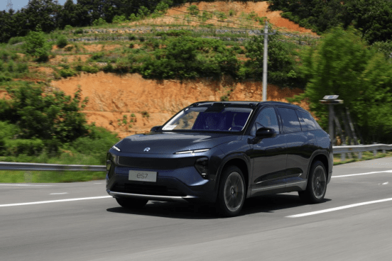 凯迪拉克纯电LYRIQ锐歌四驱高性能版上市，蔚来ES7面临挑战_搜狐汽车_搜狐网