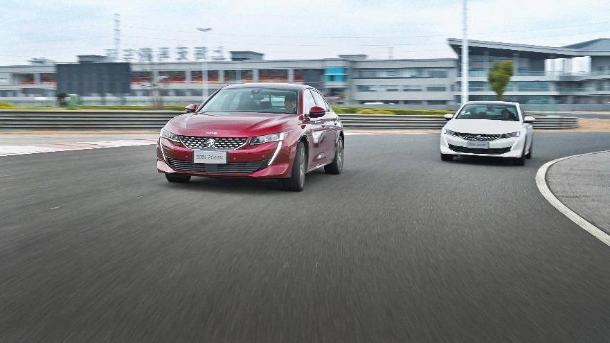 车顶稳接直升机 东风标致508L实力通关“飞行大挑战”_搜狐汽车_搜狐网