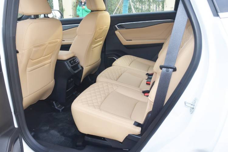 吉利最大的SUV，2.0T+七座，豪越L除了大还有什么？_搜狐汽车_搜狐网