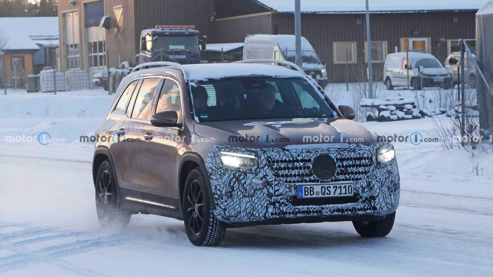 预计2023年下半年亮相 中期改款版本奔驰GLB最新谍照曝光_搜狐汽车_搜狐网