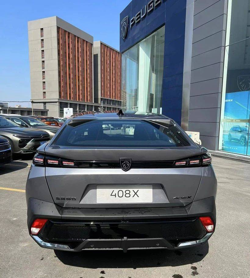 外观超凡尔赛C5 X，内饰配三块屏幕，东风标致408X实车到店_搜狐汽车_搜狐网