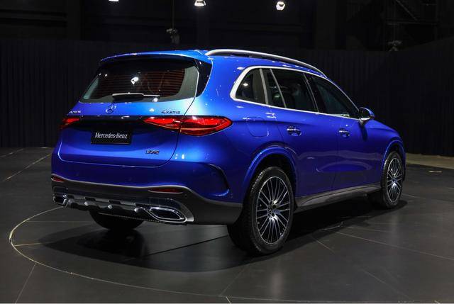 奔驰GLC长轴版亮相：搭2.0T+9AT！尺寸变大/首增三排座椅？_搜狐汽车_搜狐网
