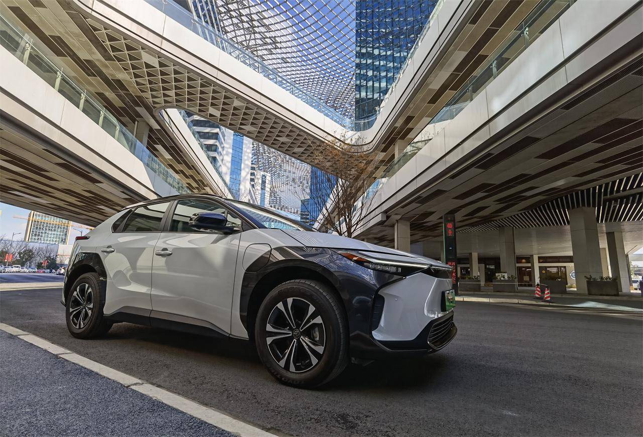 试驾体验广汽丰田纯电中型SUV bZ4X 长久安心是该车最大特色_搜狐汽车_搜狐网