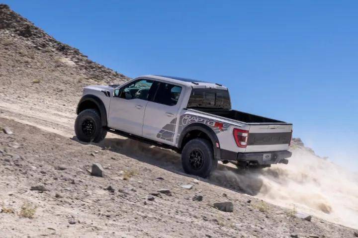 硬汉间巅峰对决：全新福特F-150猛禽对战Jeep角斗士_搜狐汽车_搜狐网